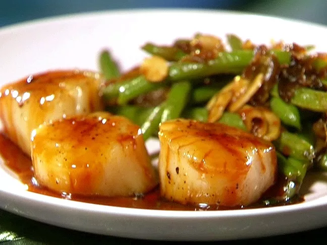 Caramel glazed sea scallops Recipe | Food Network UK