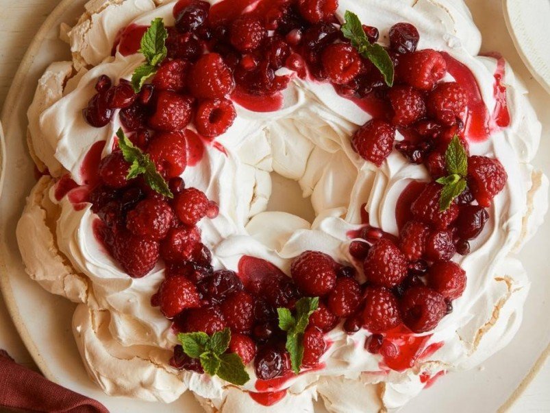 Holiday Berry Meringue Wreath Recipe | Food Network UK